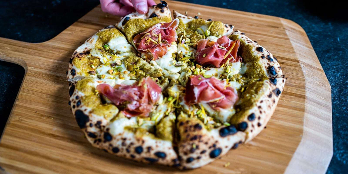 Recette de pizza Marco à la crème de pistache, mozzarella, pecorino et ...